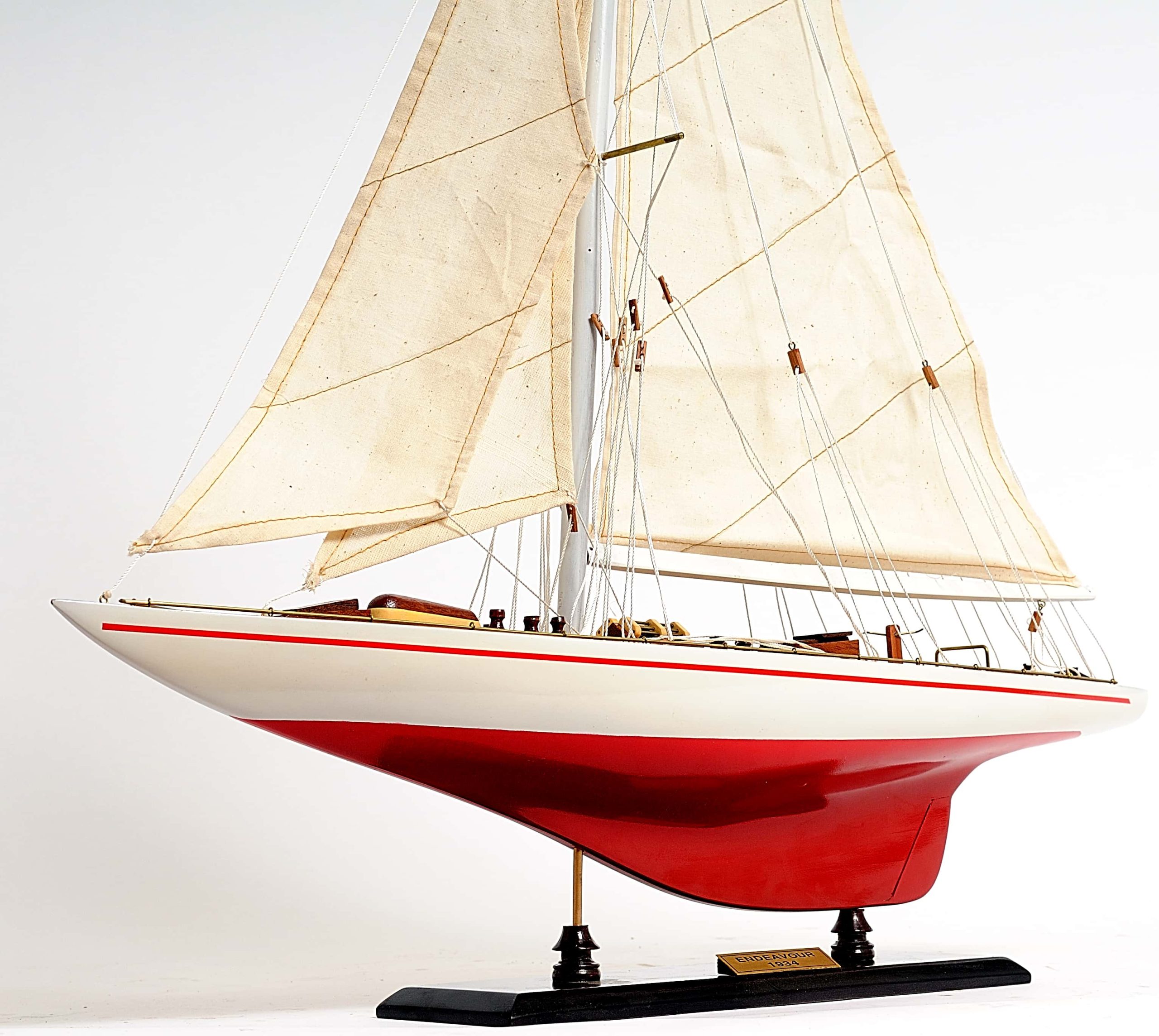 Endeavour Yacht Painted 24 Model Ship - OMH (Y139) - US Premier ship Models